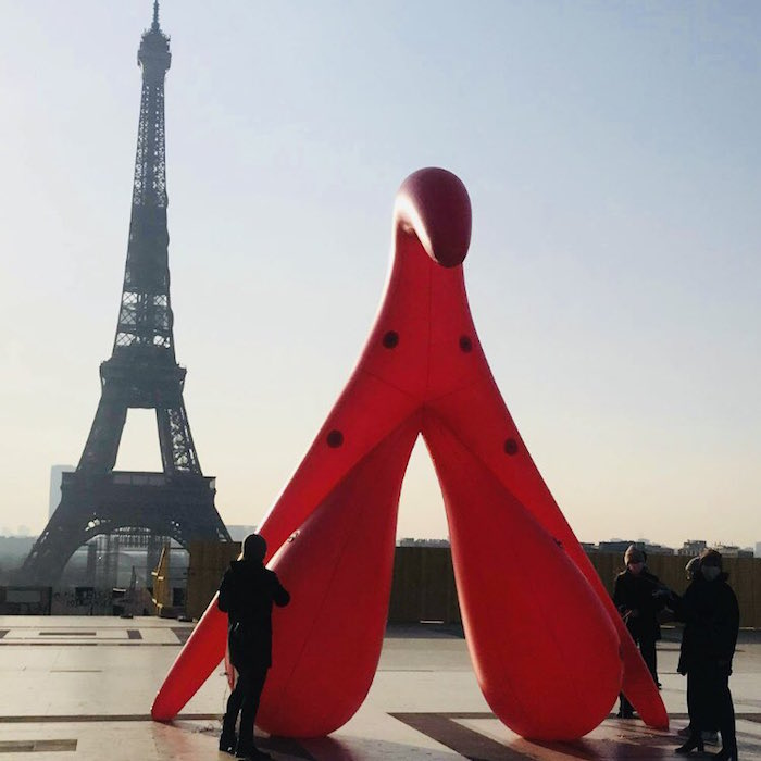 Un clitoris géant face à la tour Eiffel