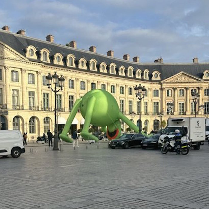 Kermit en levrette sur la place Vendôme